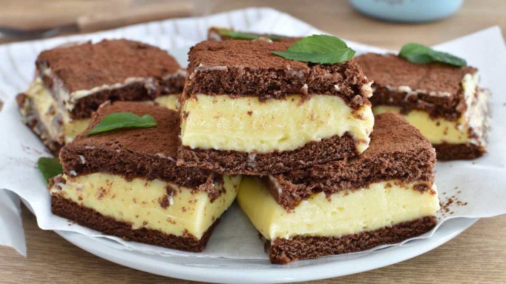Tranches de gâteau à la crème fraîche et sucrée