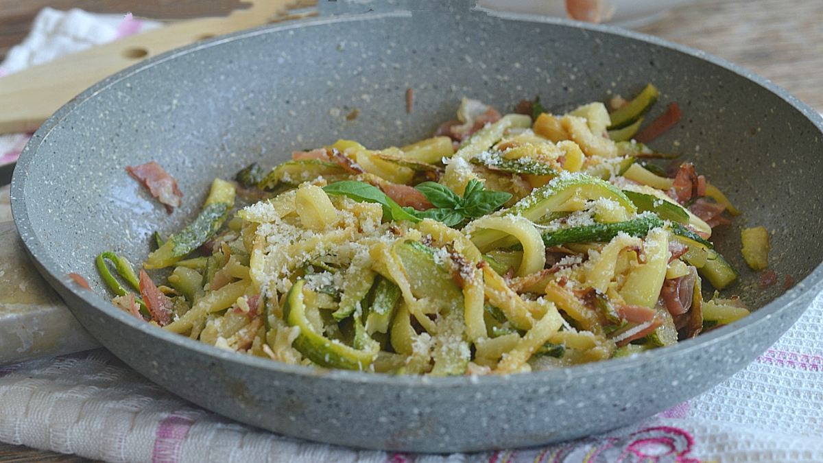 Courgettes poêlées au jambon et au parmesan savoureuses