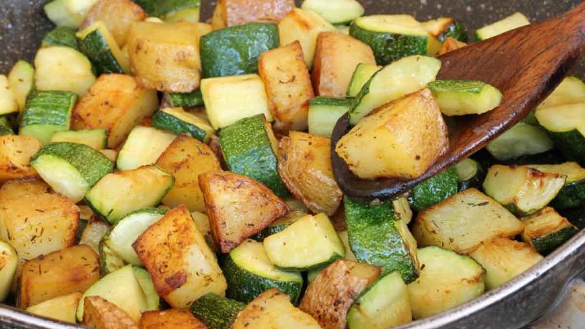 Pommes de terre et courgettes poêlées simples et délicieuses