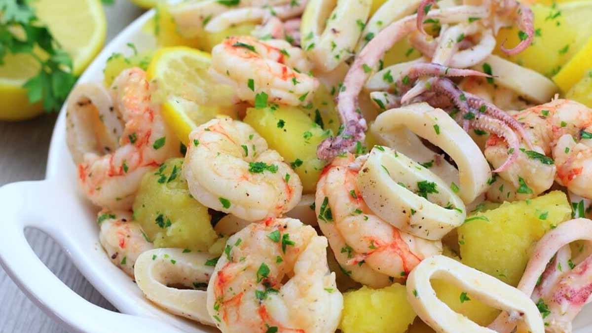 Salade de calamars et de crevettes aux pommes de terre légère et savoureuse