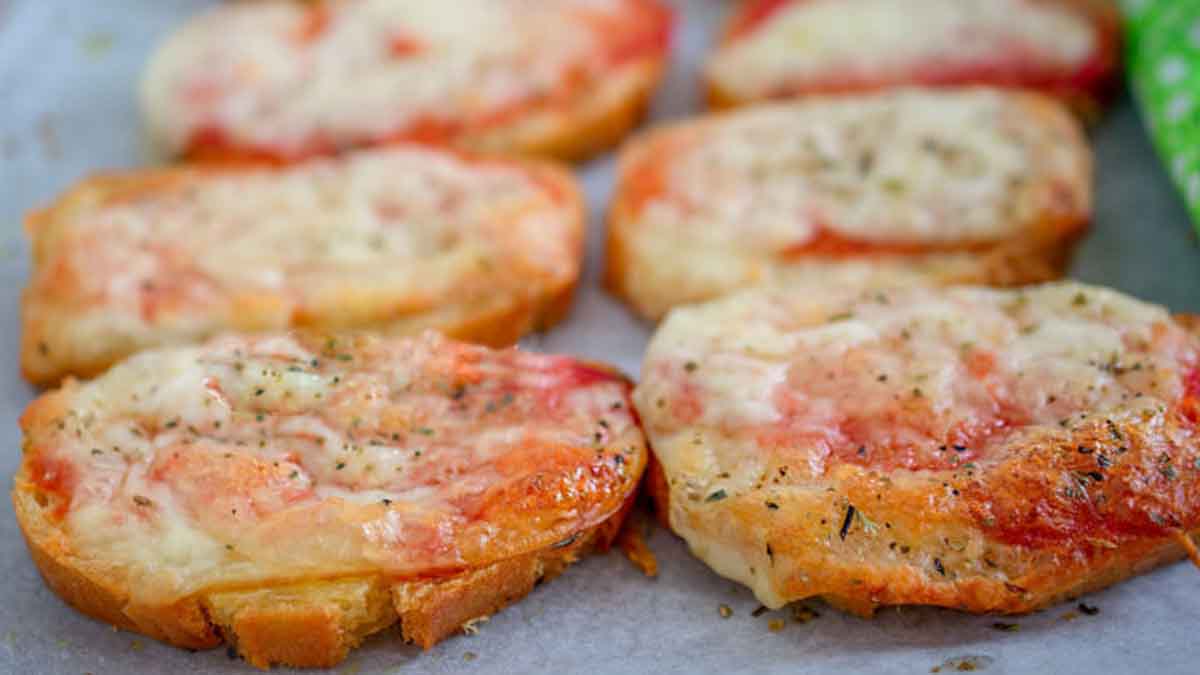 Mini pizzas de pain rassis à la sauce tomate et à la mozzarella fabuleuses