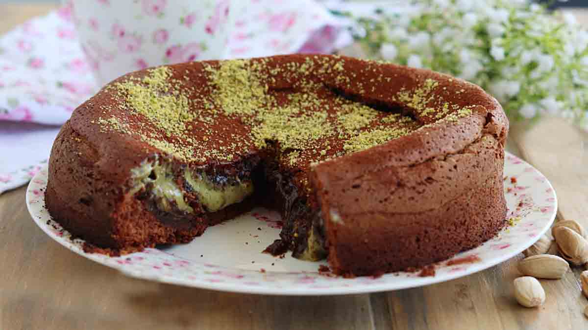 Gâteau au chocolat au cœur crémeux de pistache, une combinaison ...