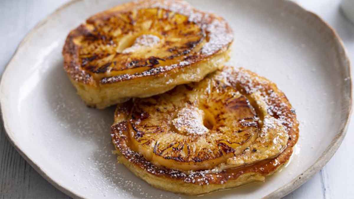 Pancakes à l'ananas cuits à la poêle, un petit-déjeuner diététique et ...