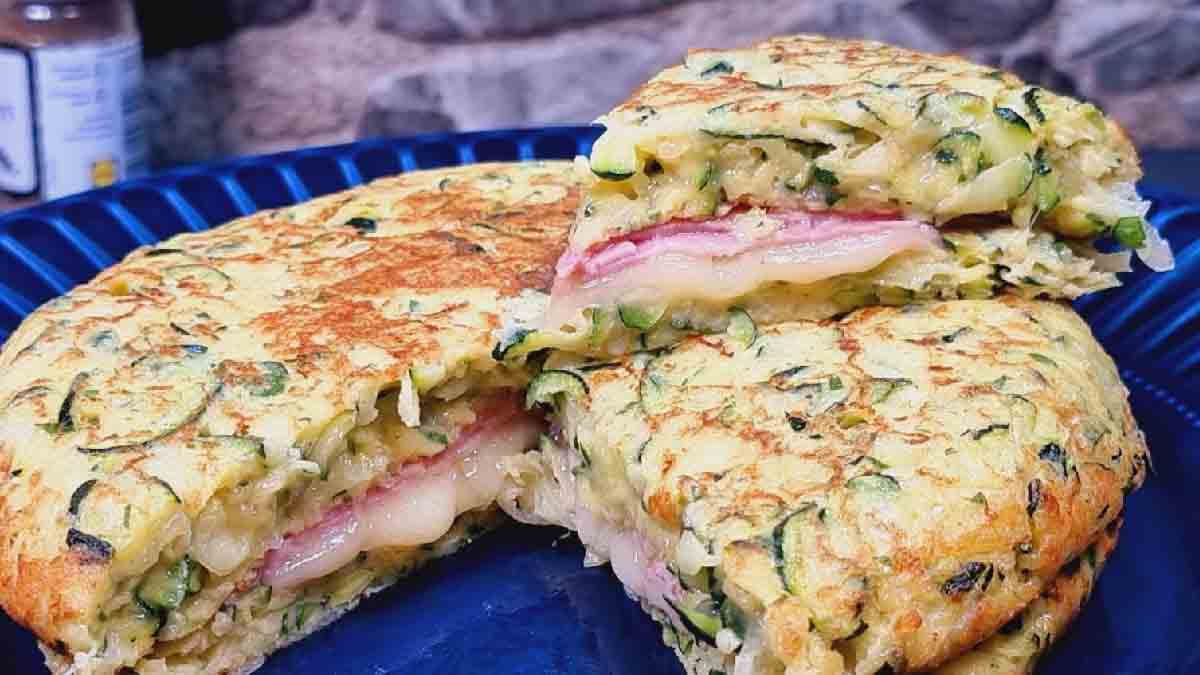 Omelette aux courgettes farcie au jambon et au fromage: un plat ...