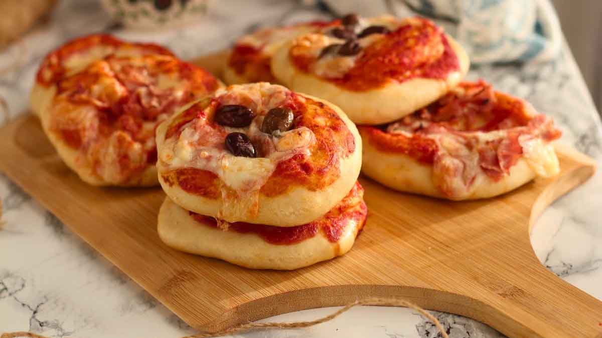 Mini pizzas à la mozzarella aux olives et au jambon: un apéritif simple ...